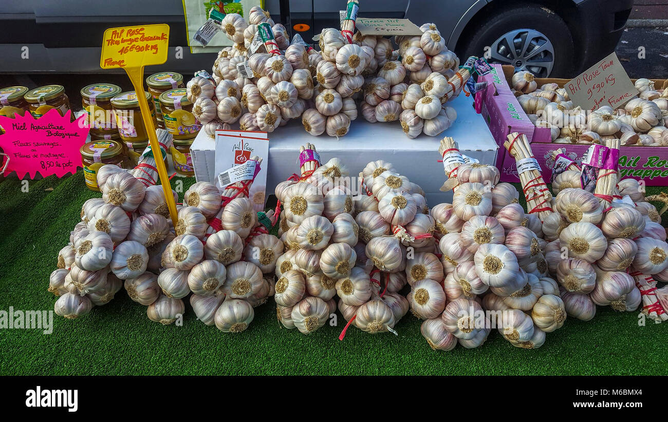 Garlic on stall in hi-res stock photography and images - Alamy