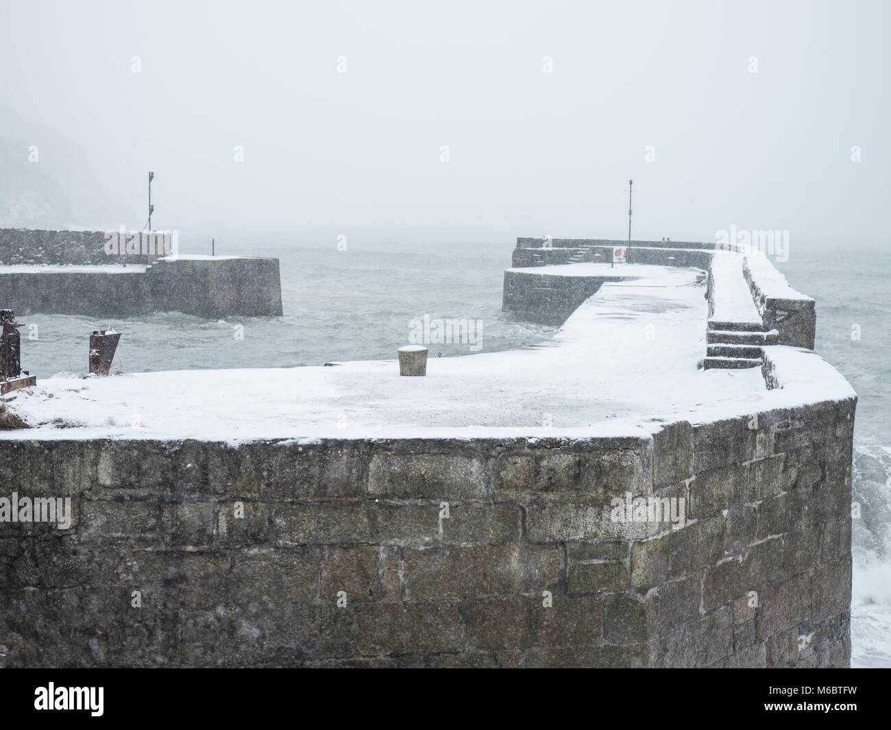 Cornwall snow harbour hi-res stock photography and images - Alamy