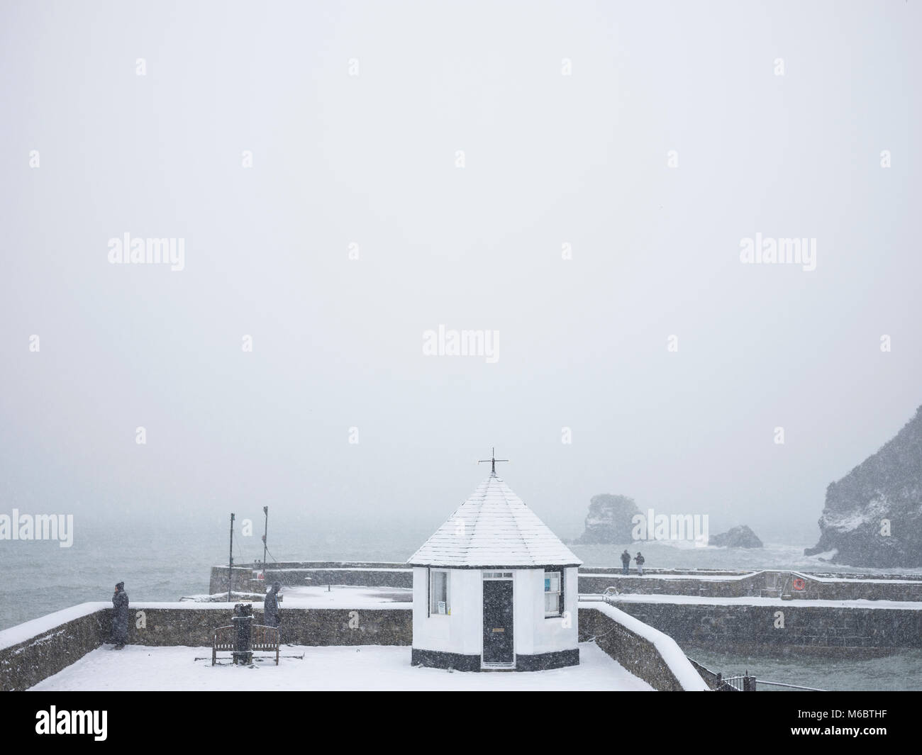Cornwall snow harbour hi-res stock photography and images - Alamy