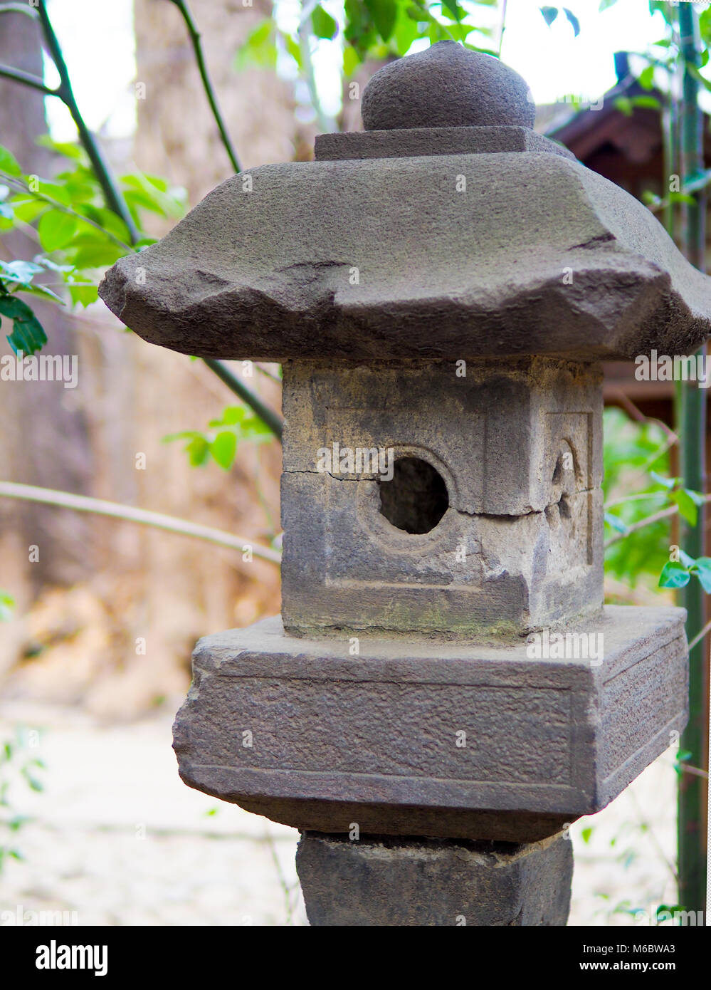 Japanese shrine lantern hi-res stock photography and images - Alamy