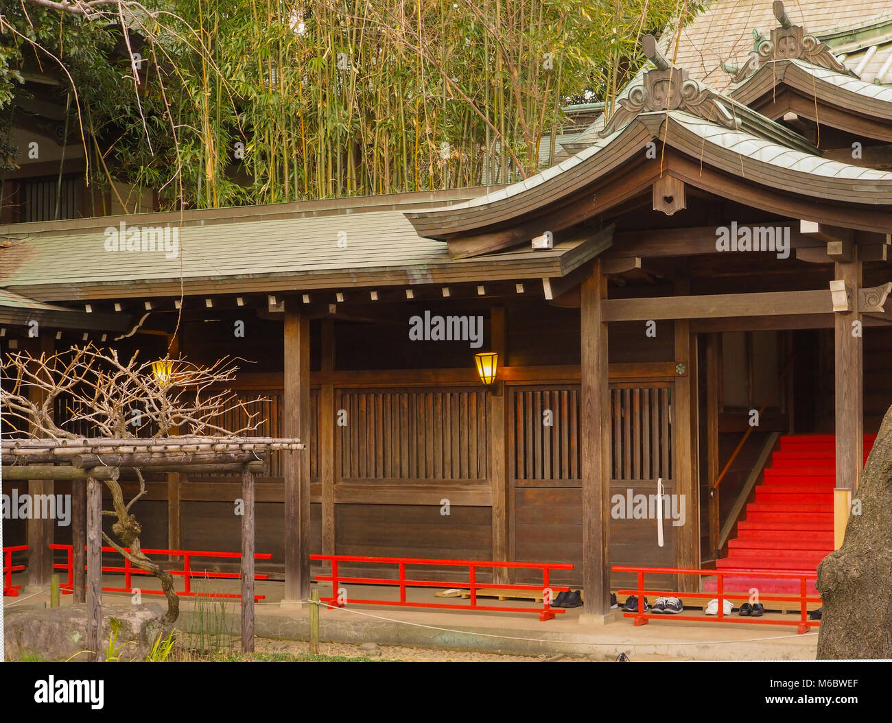 Traditional japanese courtyard hi-res stock photography and images - Alamy