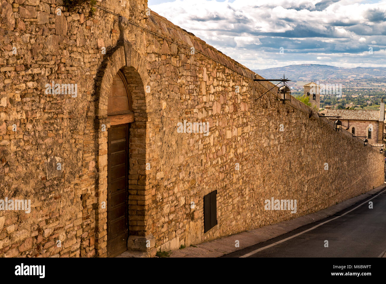 Assisi (Italy): view of the ancient medieval city walls Stock Photo - Alamy