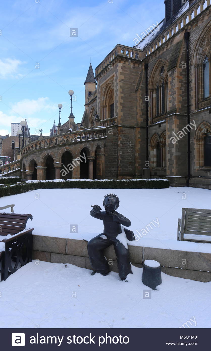 Oor Wullie Statue Dundee Stock Photos & Oor Wullie Statue Dundee Stock ...