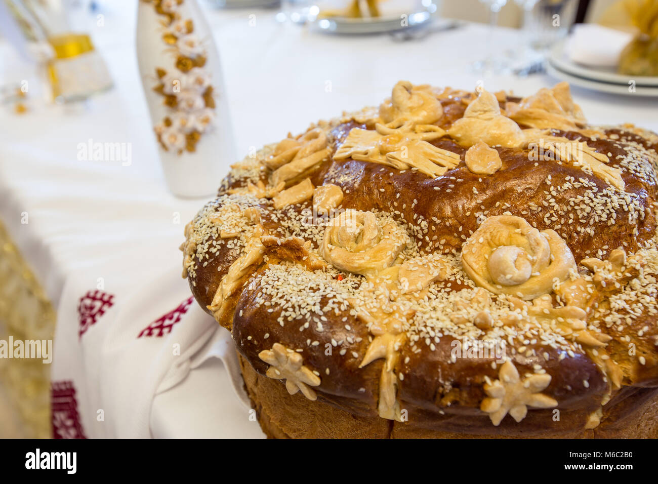 Wedding loaf on the wedding table Stock Photo - Alamy