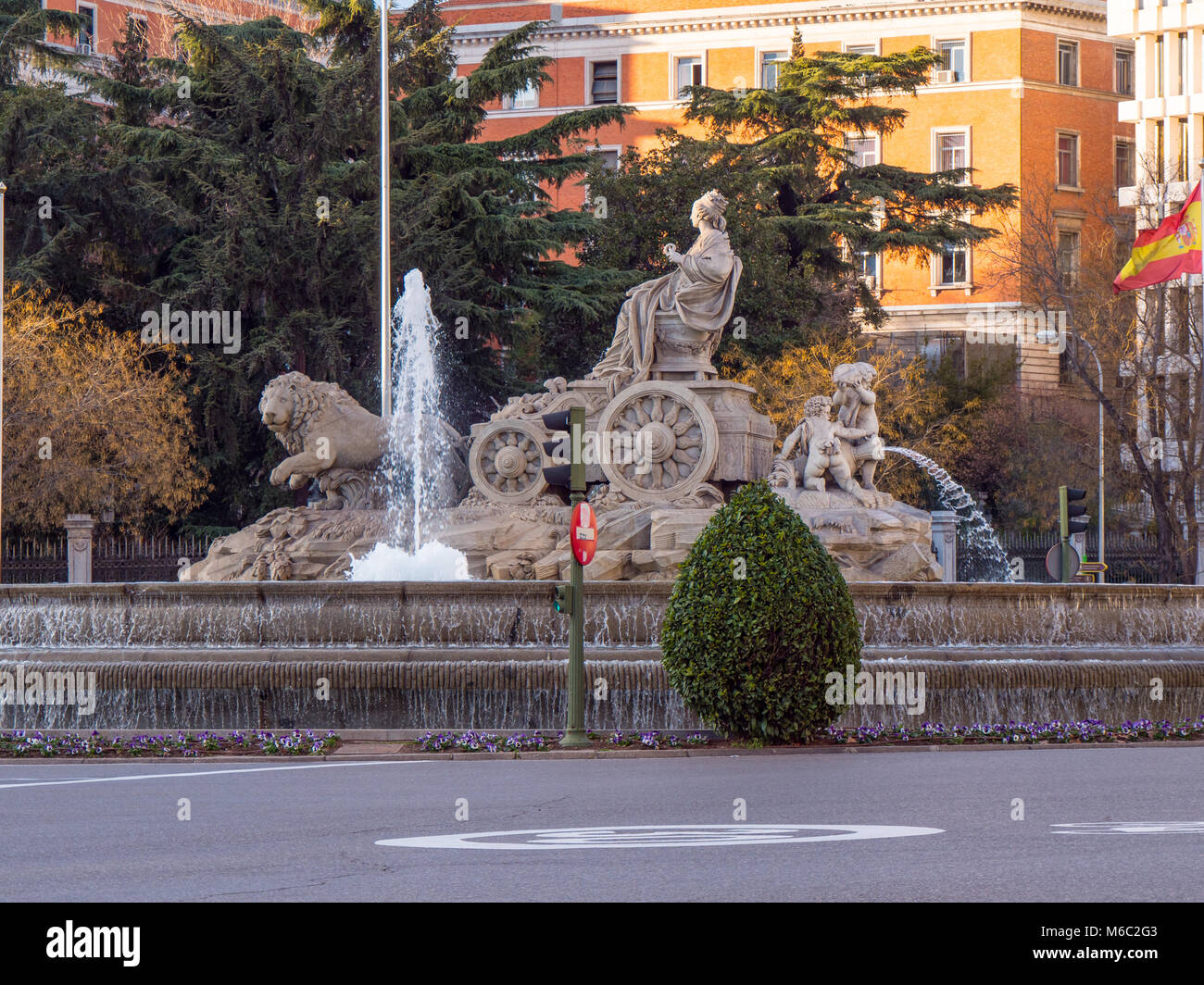 Fountain and roundabout at Cibeles Square in Madrid Stock Photo - Alamy