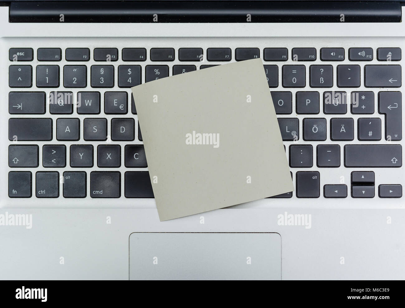 Computer Keyboard with blank note paper Stock Photo - Alamy