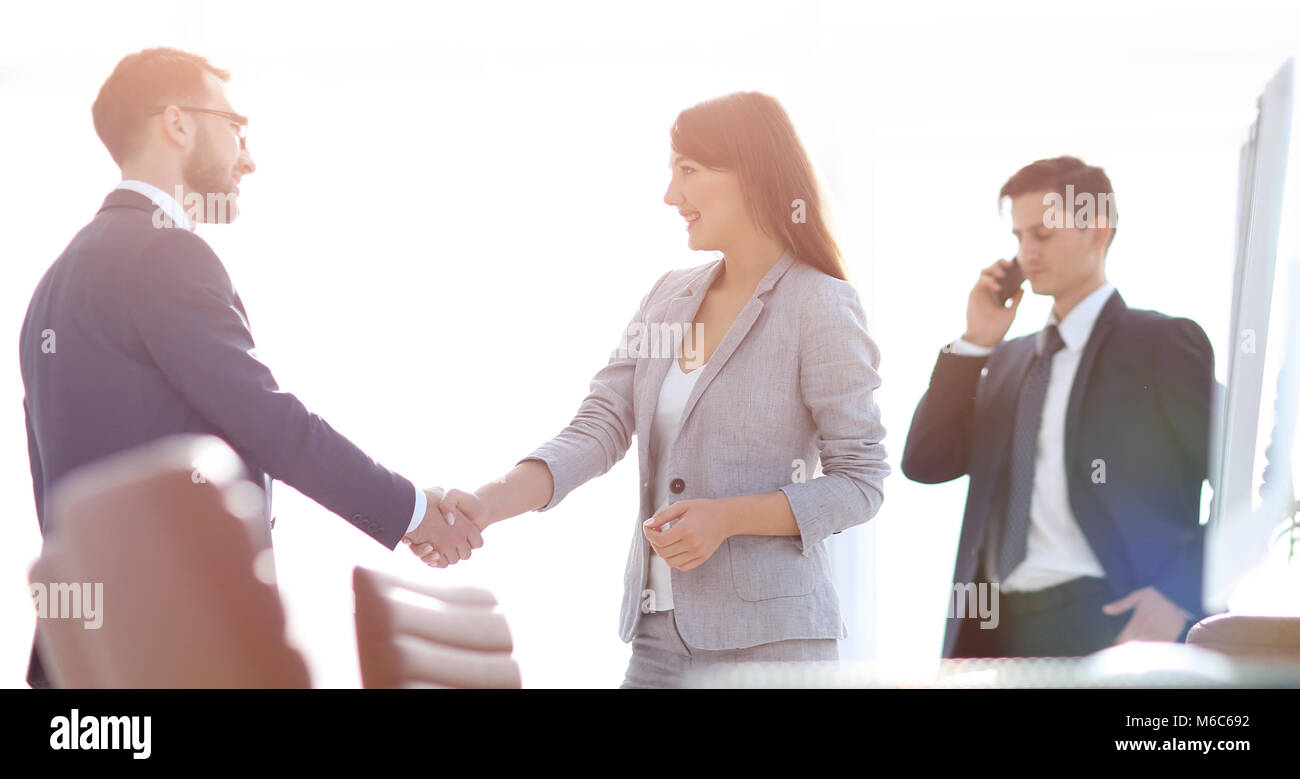welcome handshake Manager and the client Stock Photo - Alamy