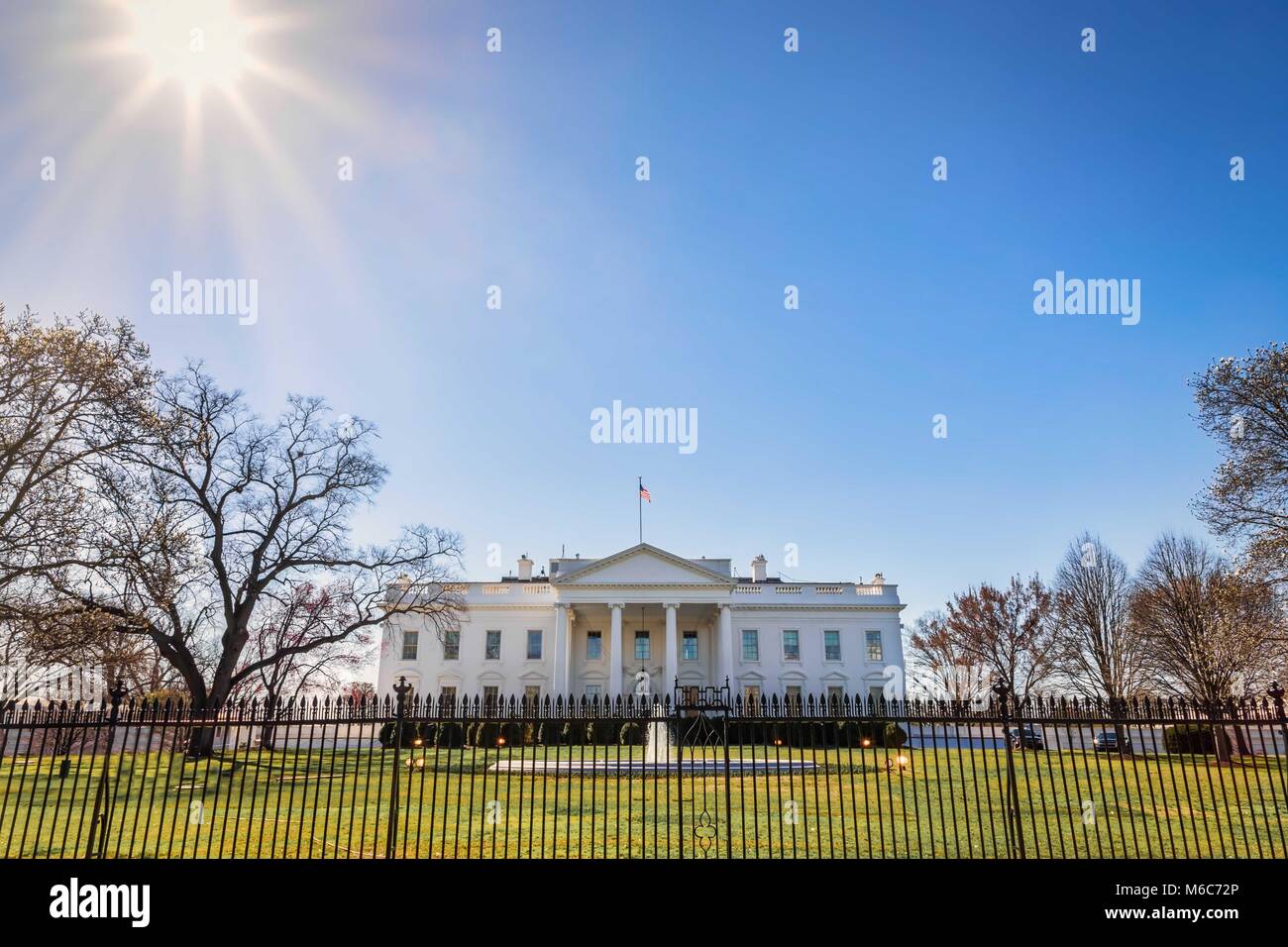 The sun shining on the front lawn of the White House in Washington, DC ...