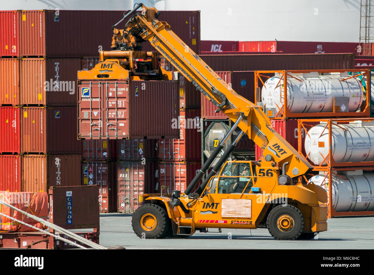 Reach stacker hi-res stock photography and images - Alamy