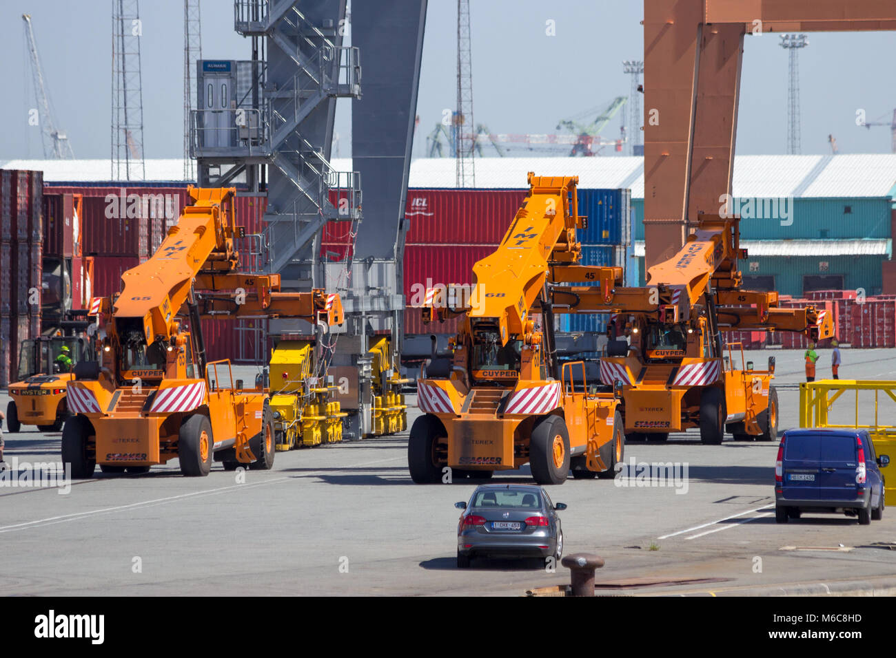 Reach stackers hi-res stock photography and images - Alamy