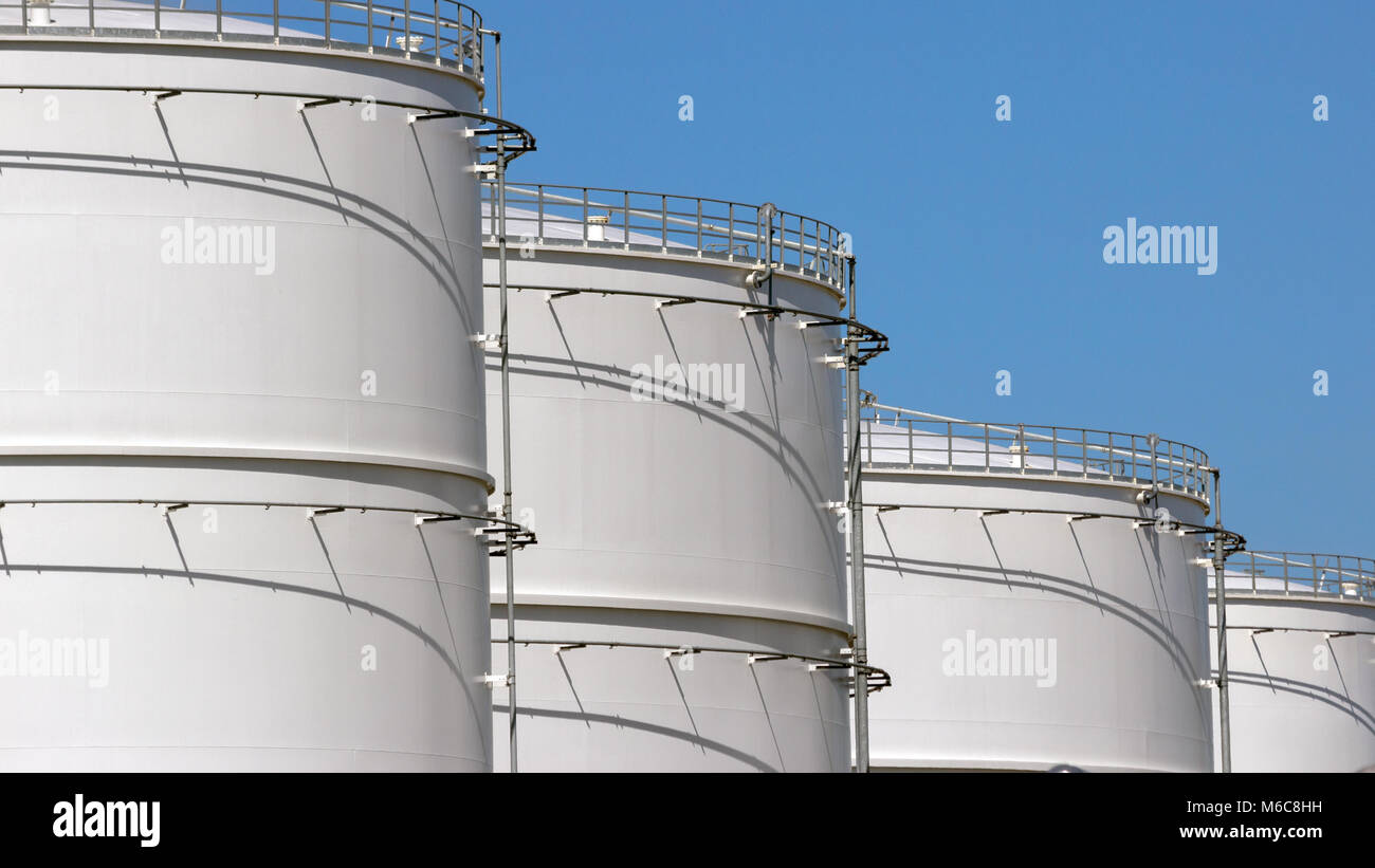 Oil storage tanks hi-res stock photography and images - Alamy