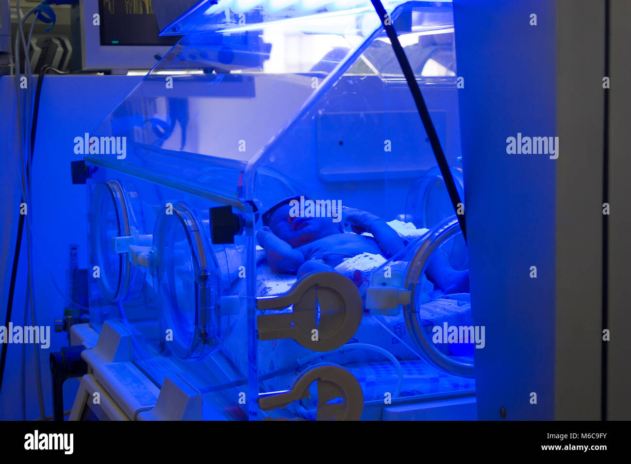 Newborn baby inside incubator Stock Photo - Alamy