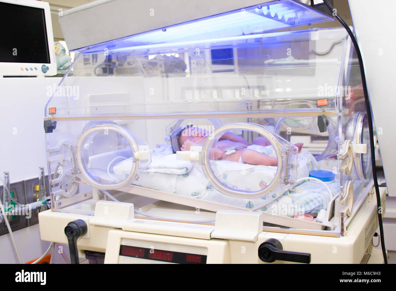Newborn baby inside incubator Stock Photo - Alamy