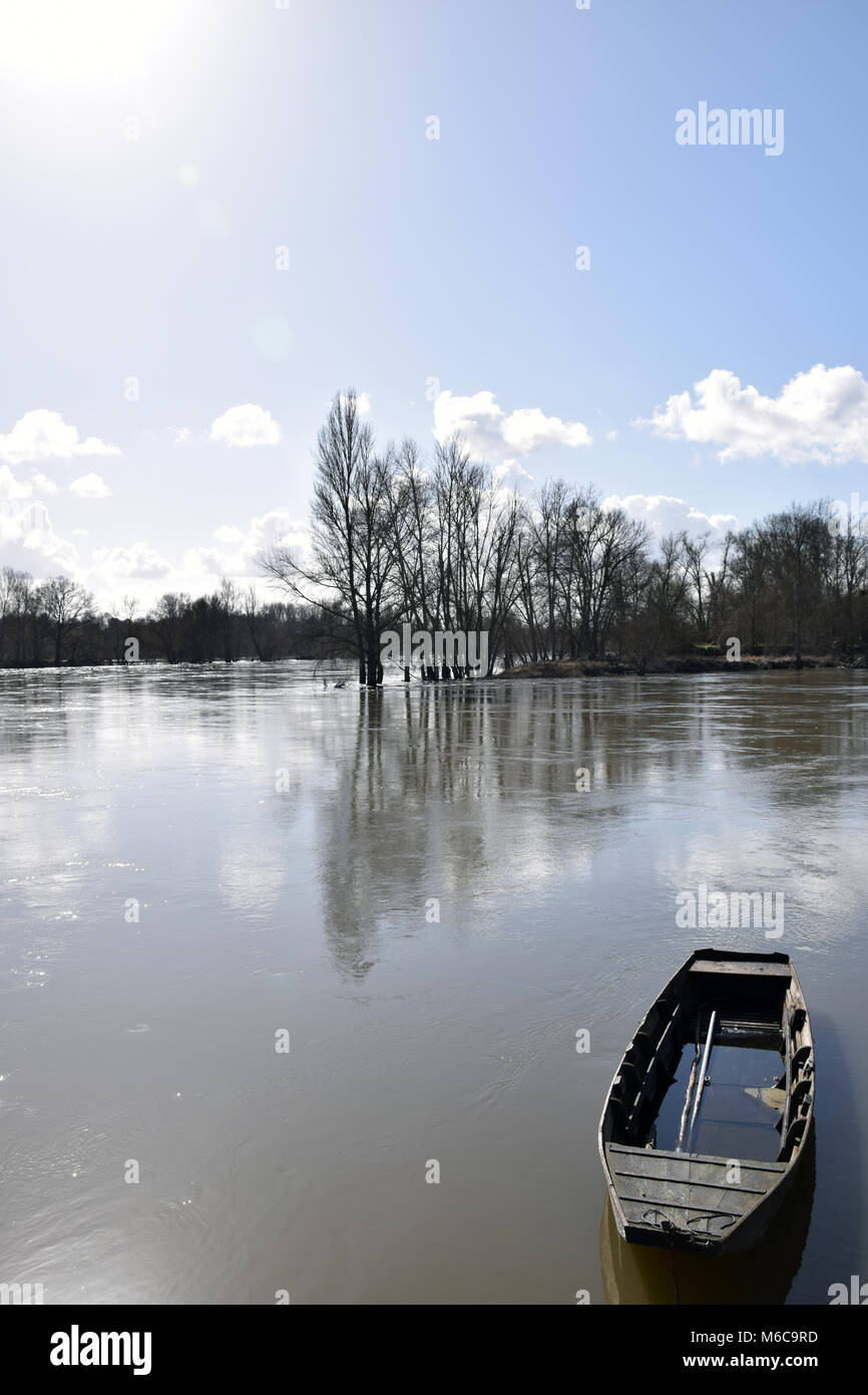 Orleans france boat hi-res stock photography and images - Alamy