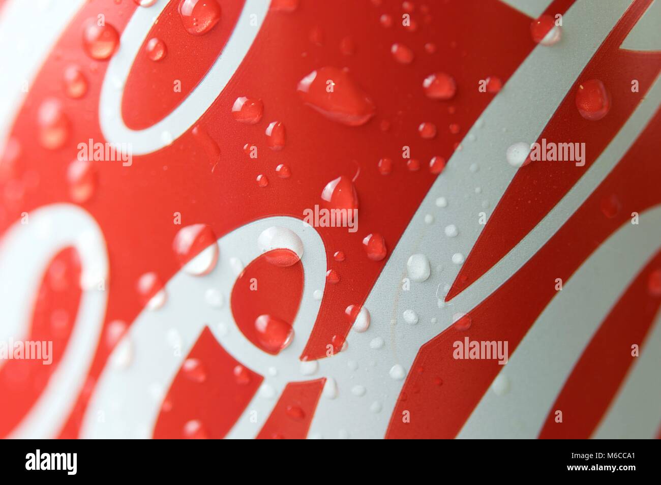 35/5000 Can of coca-cola with water drops Stock Photo - Alamy