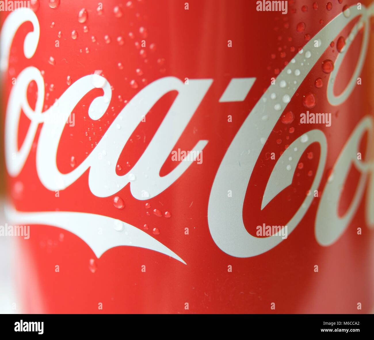 35/5000 Can of coca-cola with water drops Stock Photo - Alamy