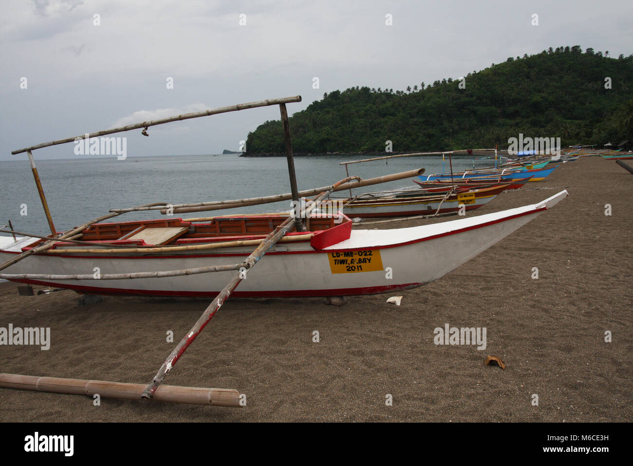 Small outrigger traditional filipino fishing hi-res stock photography ...
