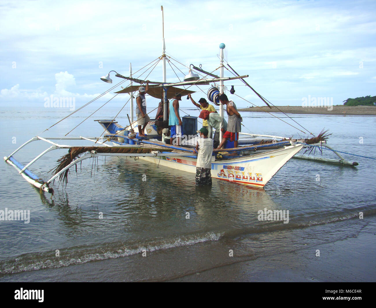 Small outrigger traditional filipino fishing hi-res stock photography ...