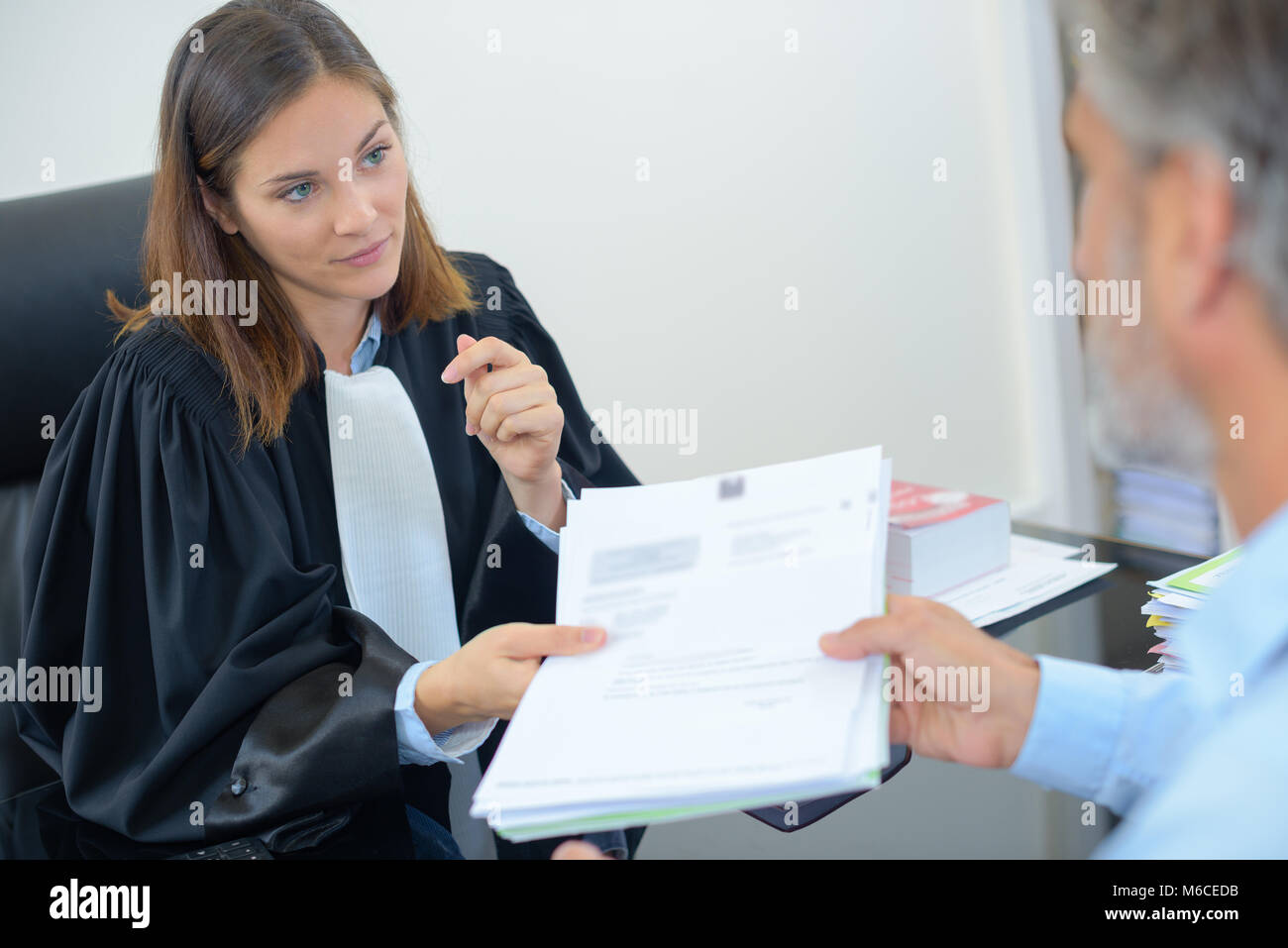 handing over notes to judge Stock Photo - Alamy