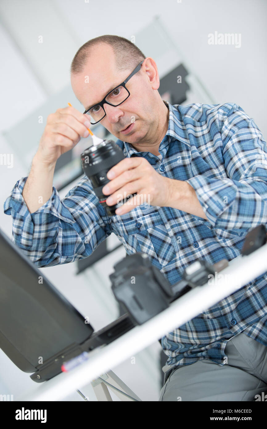 man cleaning the camera lens Stock Photo - Alamy