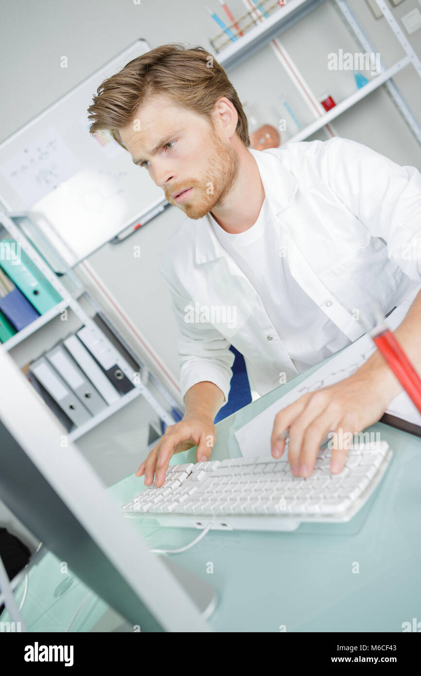 chemist working in the lab Stock Photo - Alamy