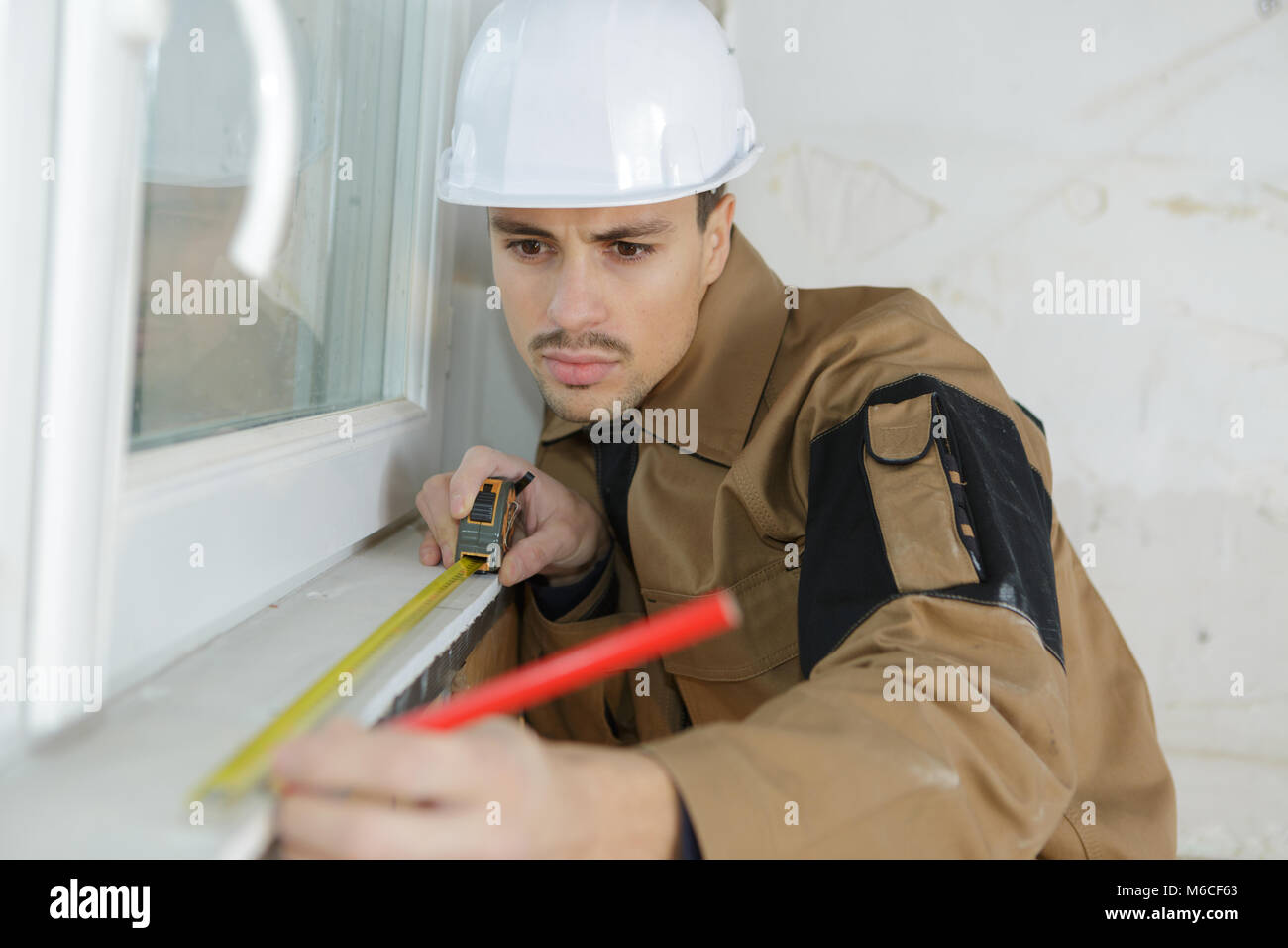man fitting window Stock Photo - Alamy
