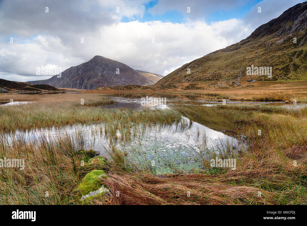 Llyn Idwal lake in the Glyderau Mountains in Snowdonia National park in ...