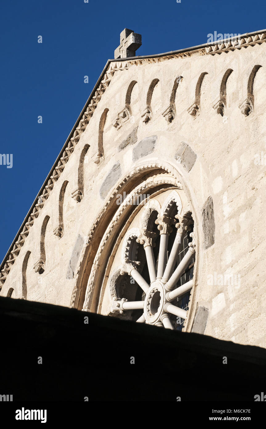 Romanesque rose window hi-res stock photography and images - Alamy