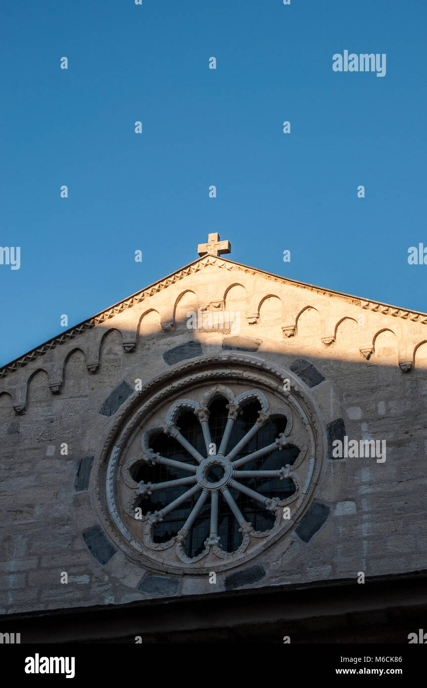 Romanesque rose window hi-res stock photography and images - Alamy