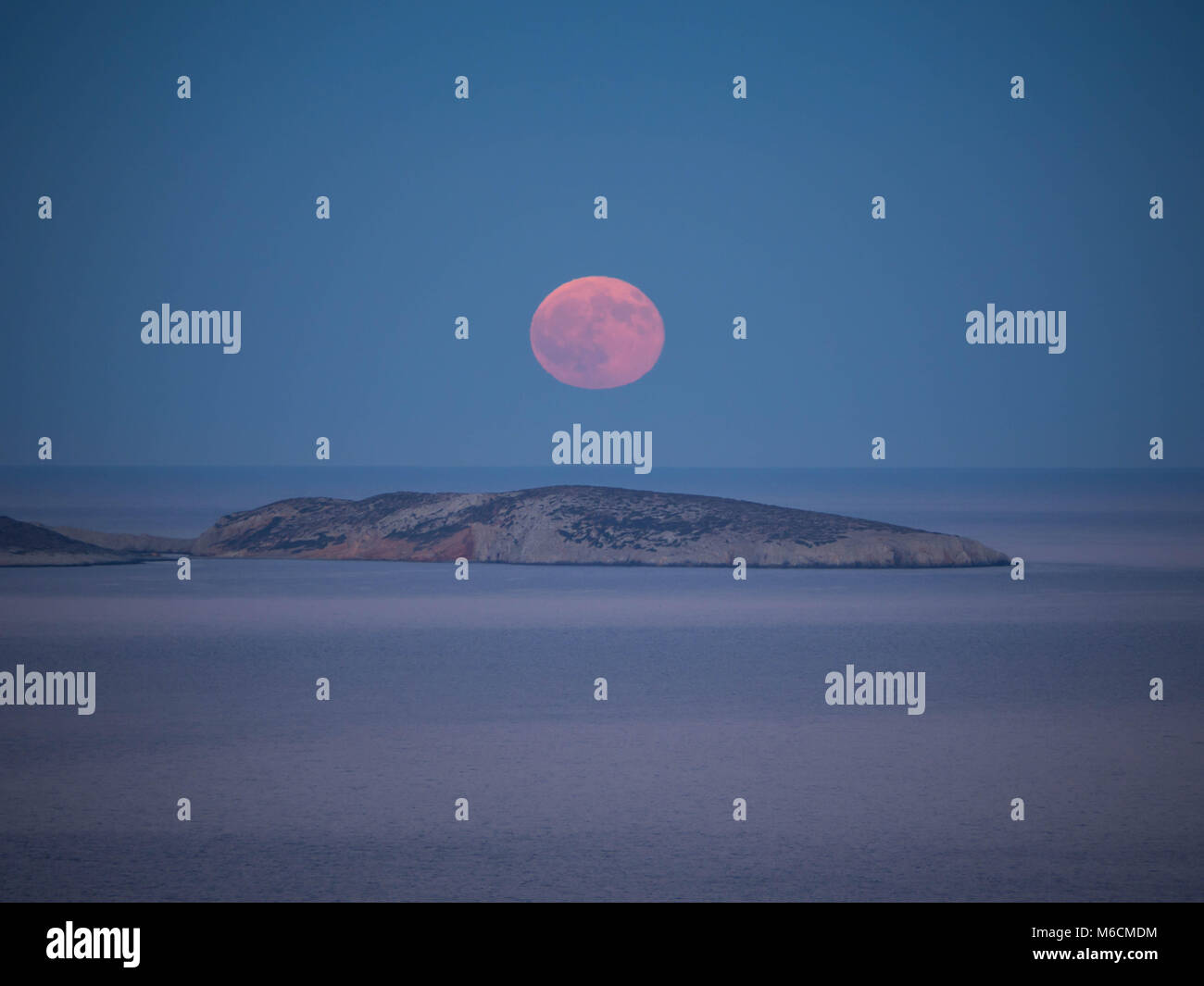 The moonrise from the horizon shortly after sunset Stock Photo - Alamy