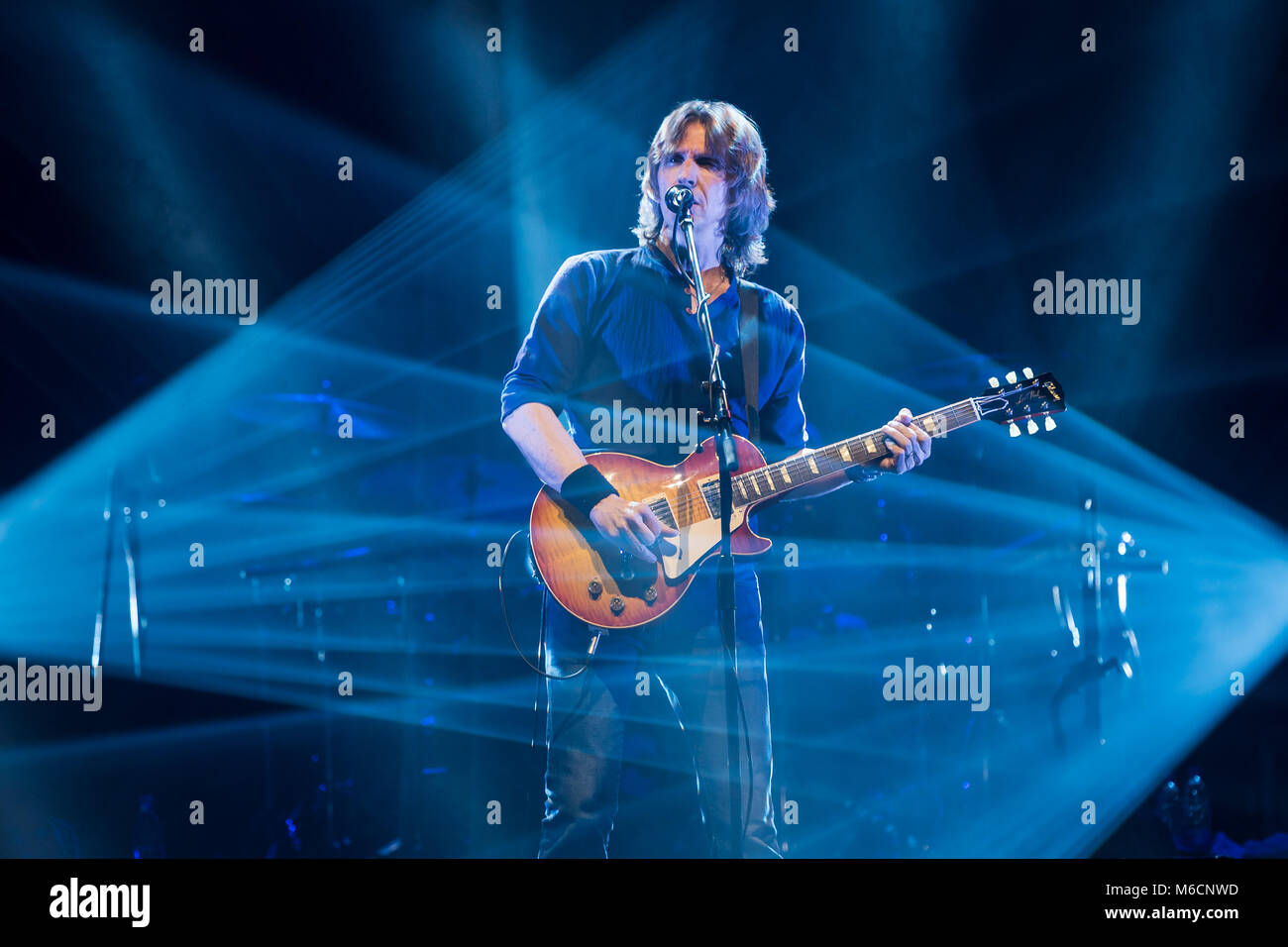 Dire straits hi-res stock photography and images - Alamy