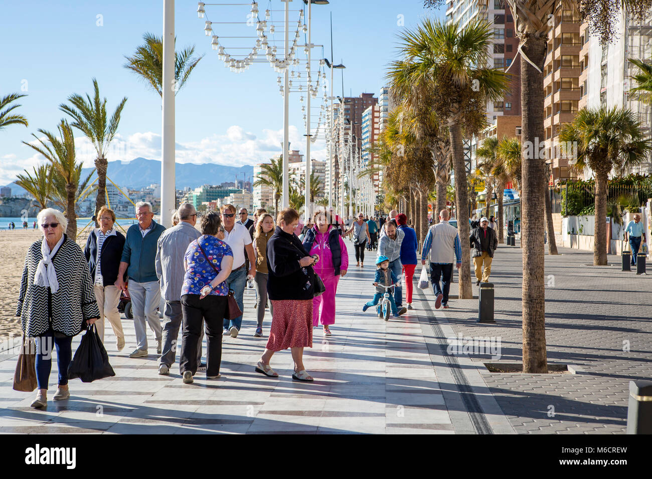 Benidorm/Spain - Januari 5 2018: People are strolling along the sunny ...