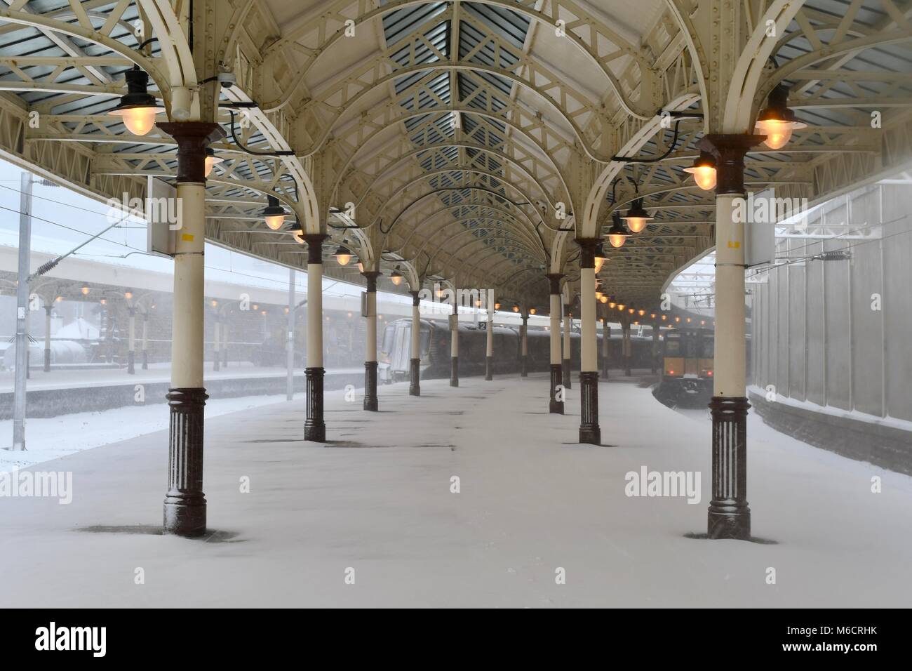 Railway station platform canopy hi-res stock photography and images - Alamy