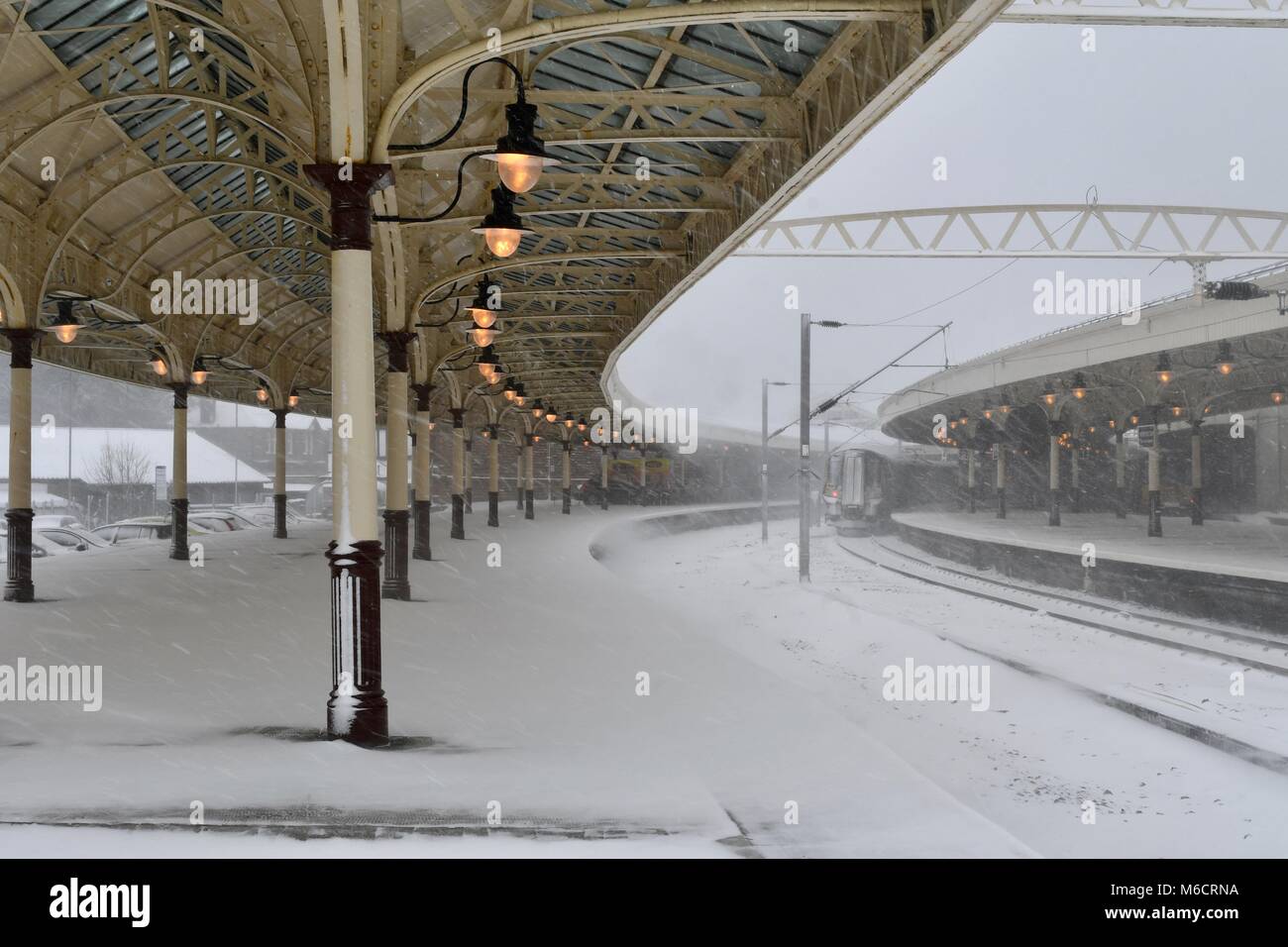 Curved platforms hi-res stock photography and images - Alamy
