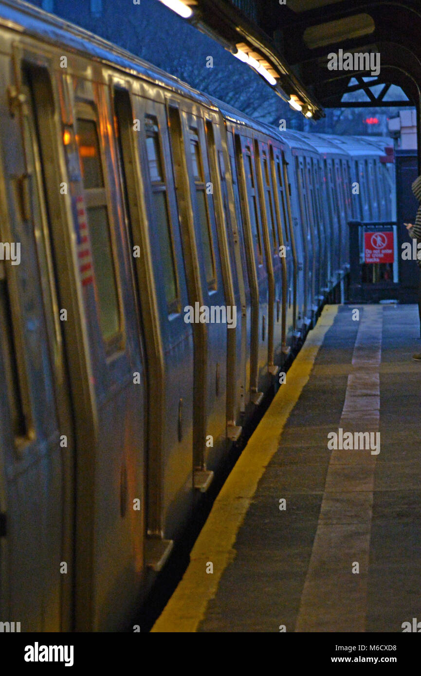 Subway arriving platform new york hi-res stock photography and images ...