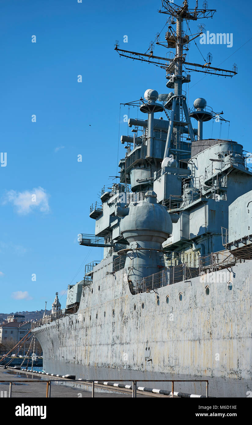 Us military ship in port hi-res stock photography and images - Alamy