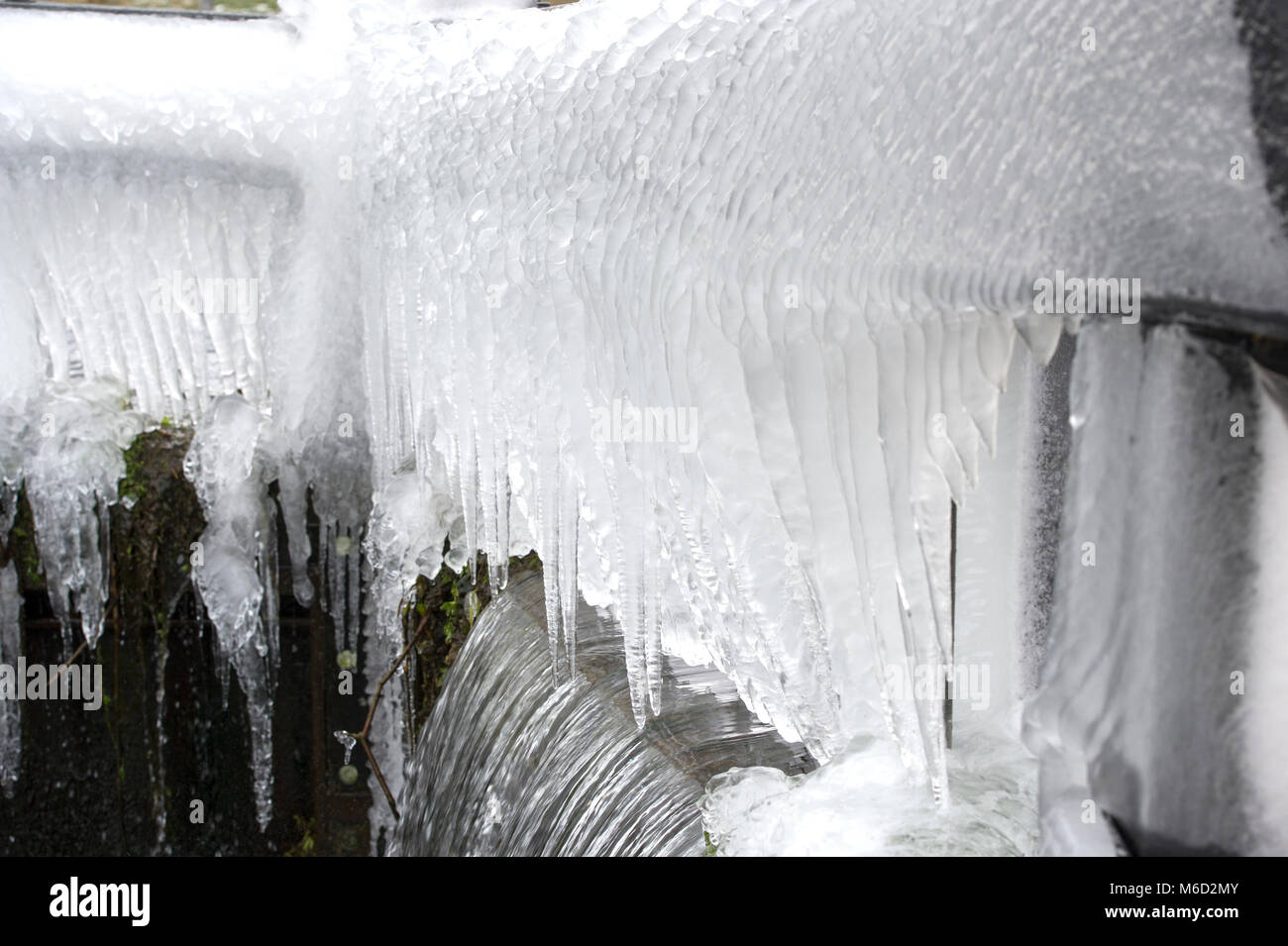 Wansford, East Yorkshire, UK. 2nd Mar, 2018. Water spray forming into ...