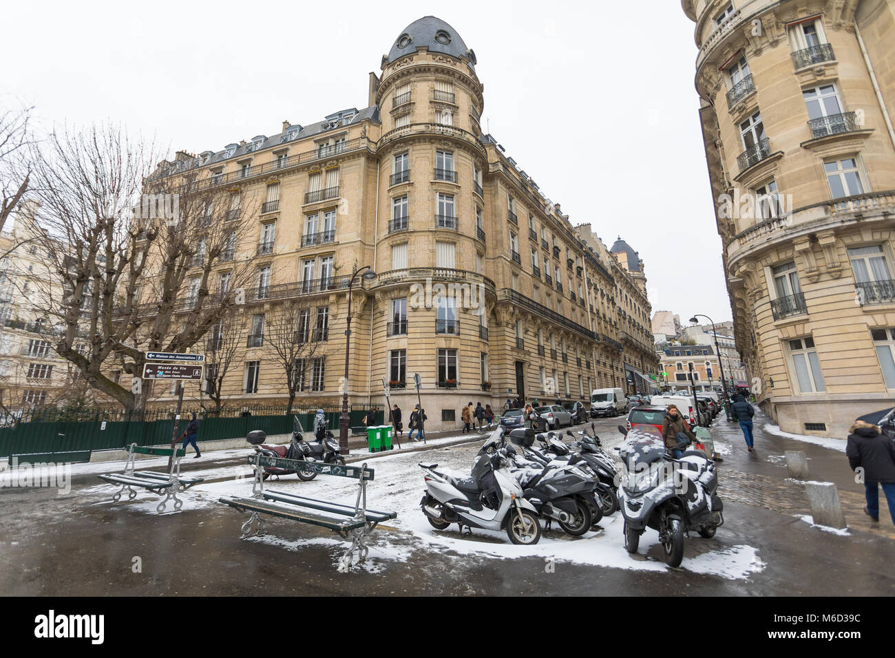 Eiffel tower under snow hi-res stock photography and images - Alamy