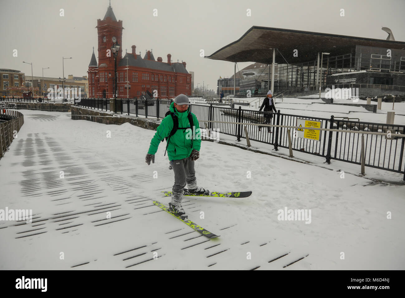 Cardiff, Wales,UK. 2nd March 2018. Skier takes advantage of the snow ...