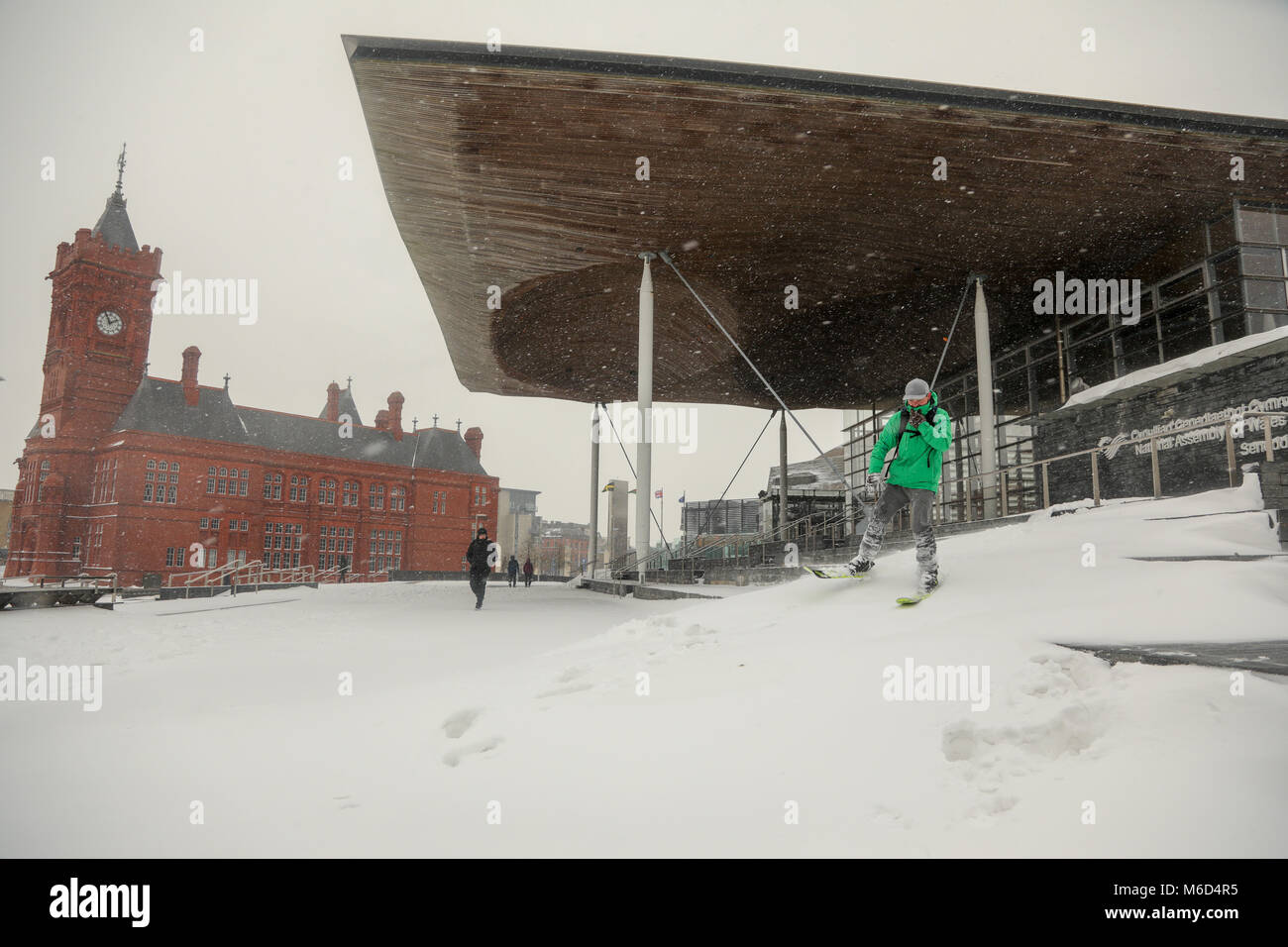Cardiff, Wales,UK. 2nd March 2018. Skier takes advantage of the snow ...