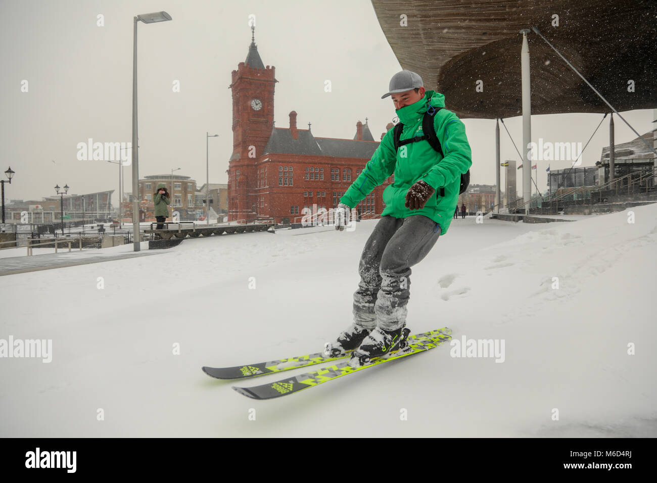Cardiff, Wales,UK. 2nd March 2018. Skier takes advantage of the snow ...