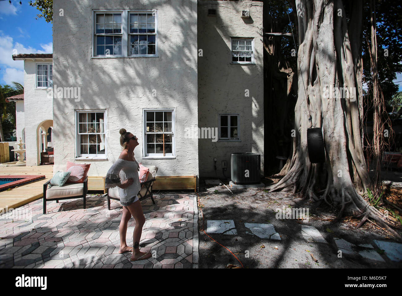 Florida, USA. 2nd Mar, 2018. Heidi Ferguson looks up at the 100-year ...