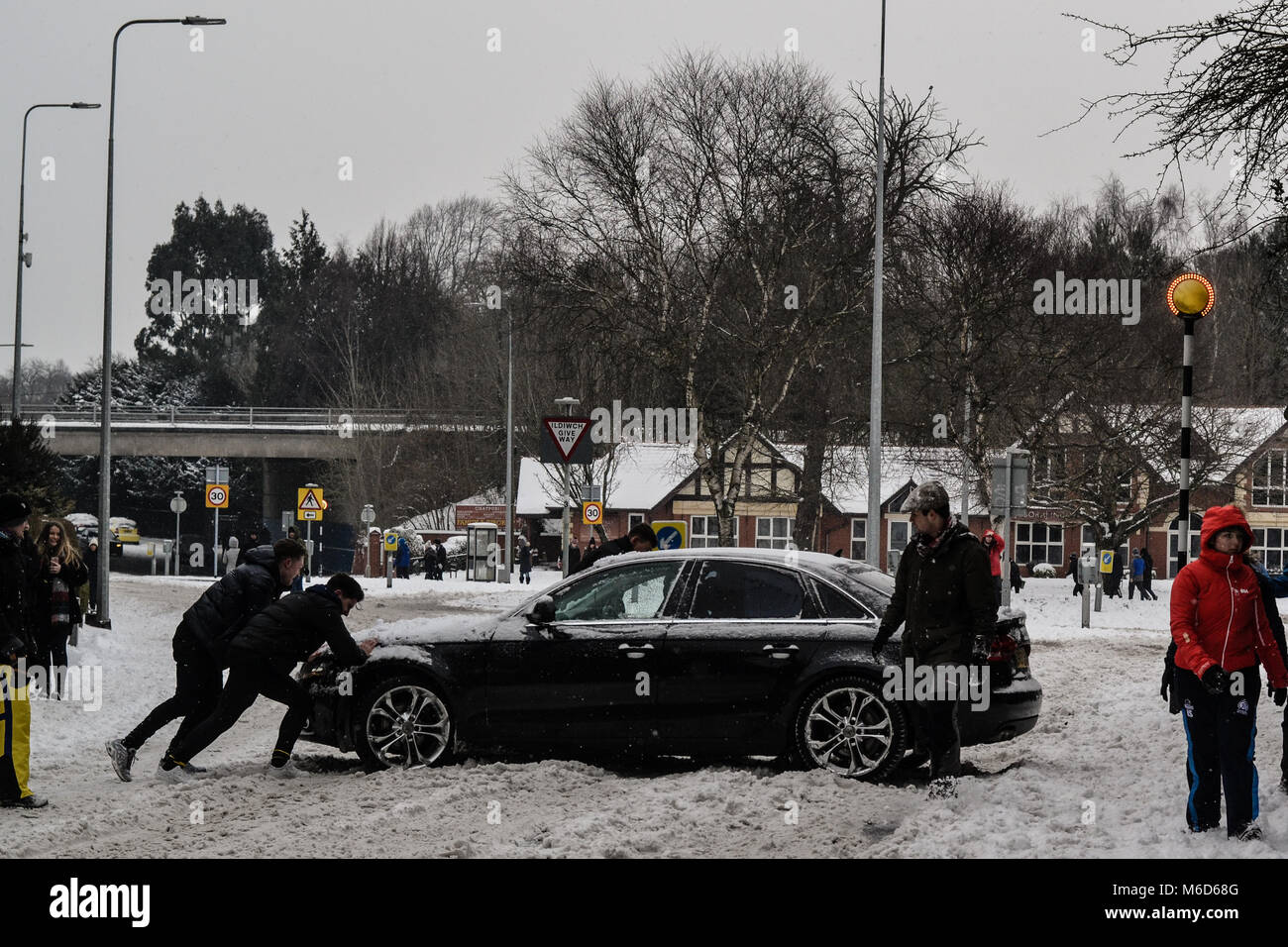 Cardiff, UK. 02 March, 2018. Strangers halp stranded car stuck in snow ...