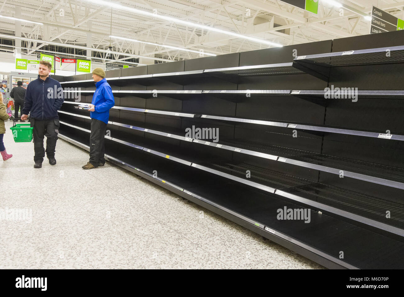 Empty supermarket shelves hi-res stock photography and images - Alamy