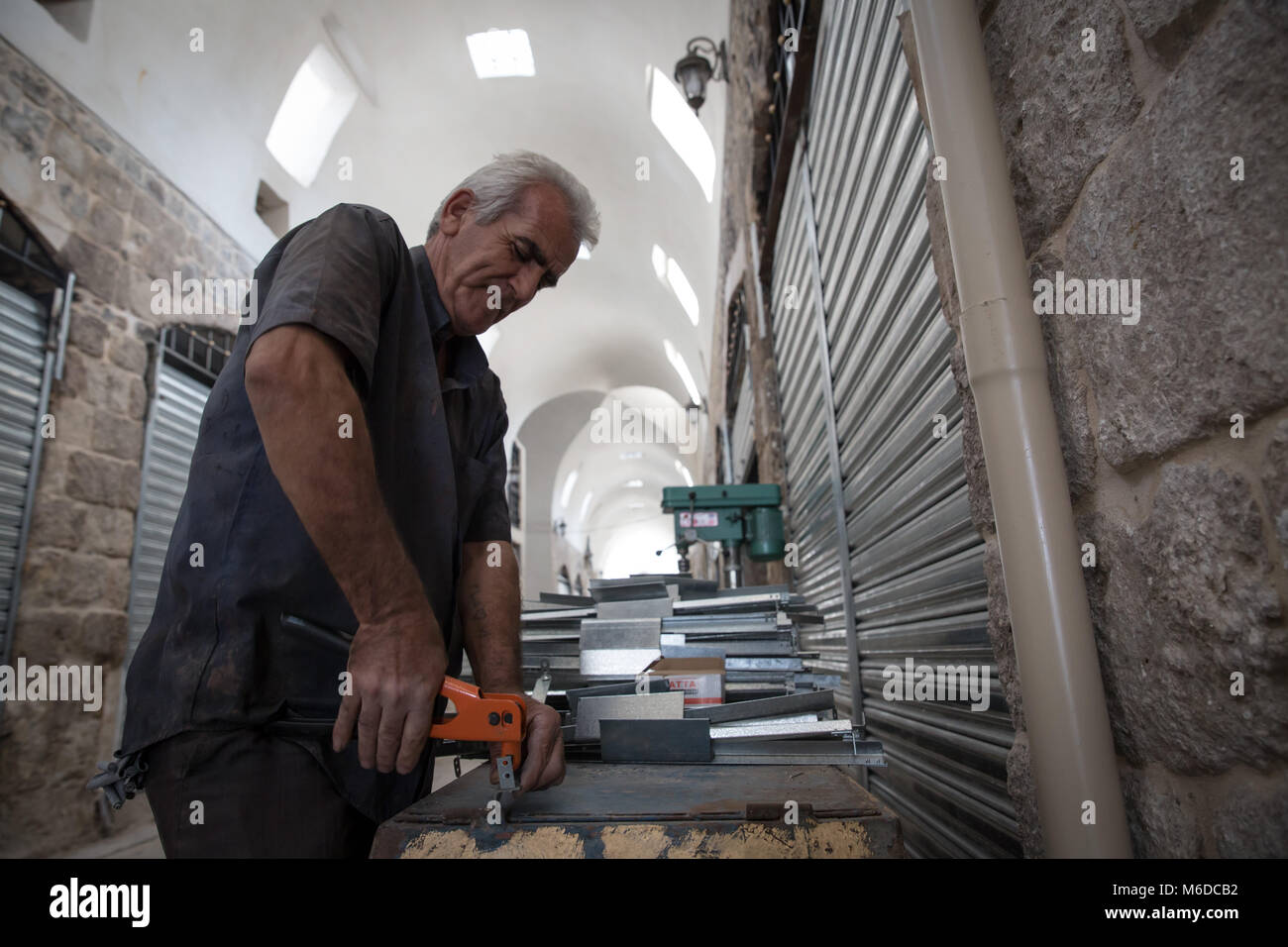 Homs, Syria. 29th Oct, 2017. A builder works to repair the souk in Homs ...