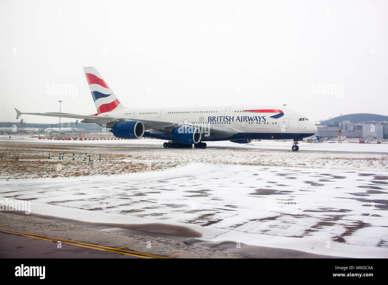 Snow disruption at London Heathrow Airport Stock Photo - Alamy