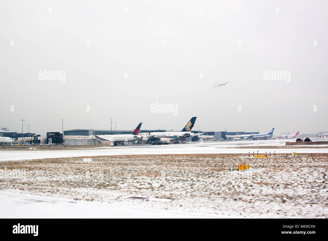 Snow disruption at London Heathrow Airport Stock Photo - Alamy