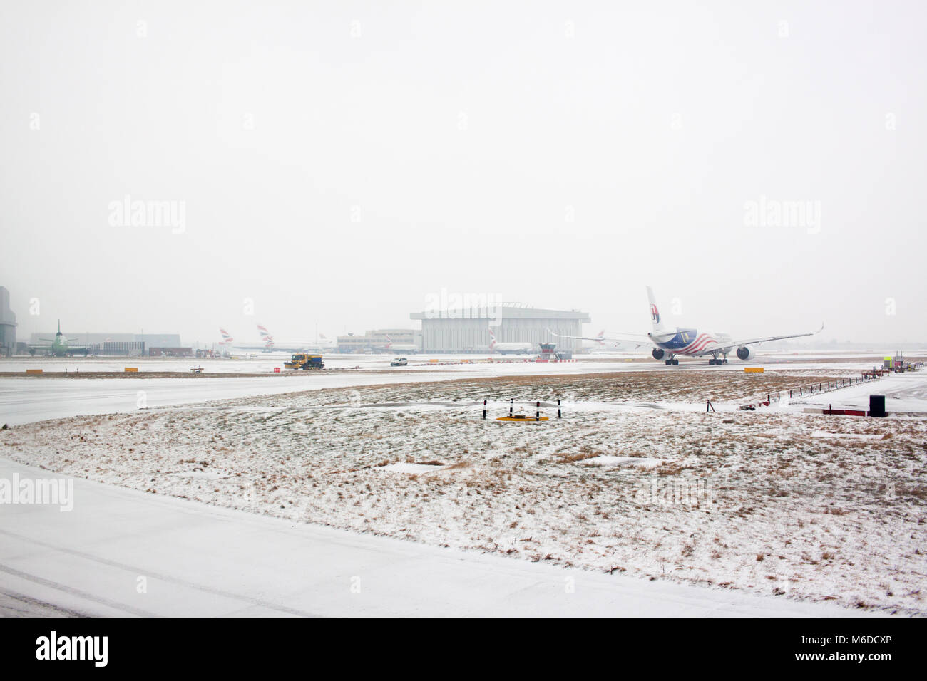 Snow disruption at London Heathrow Airport Stock Photo - Alamy