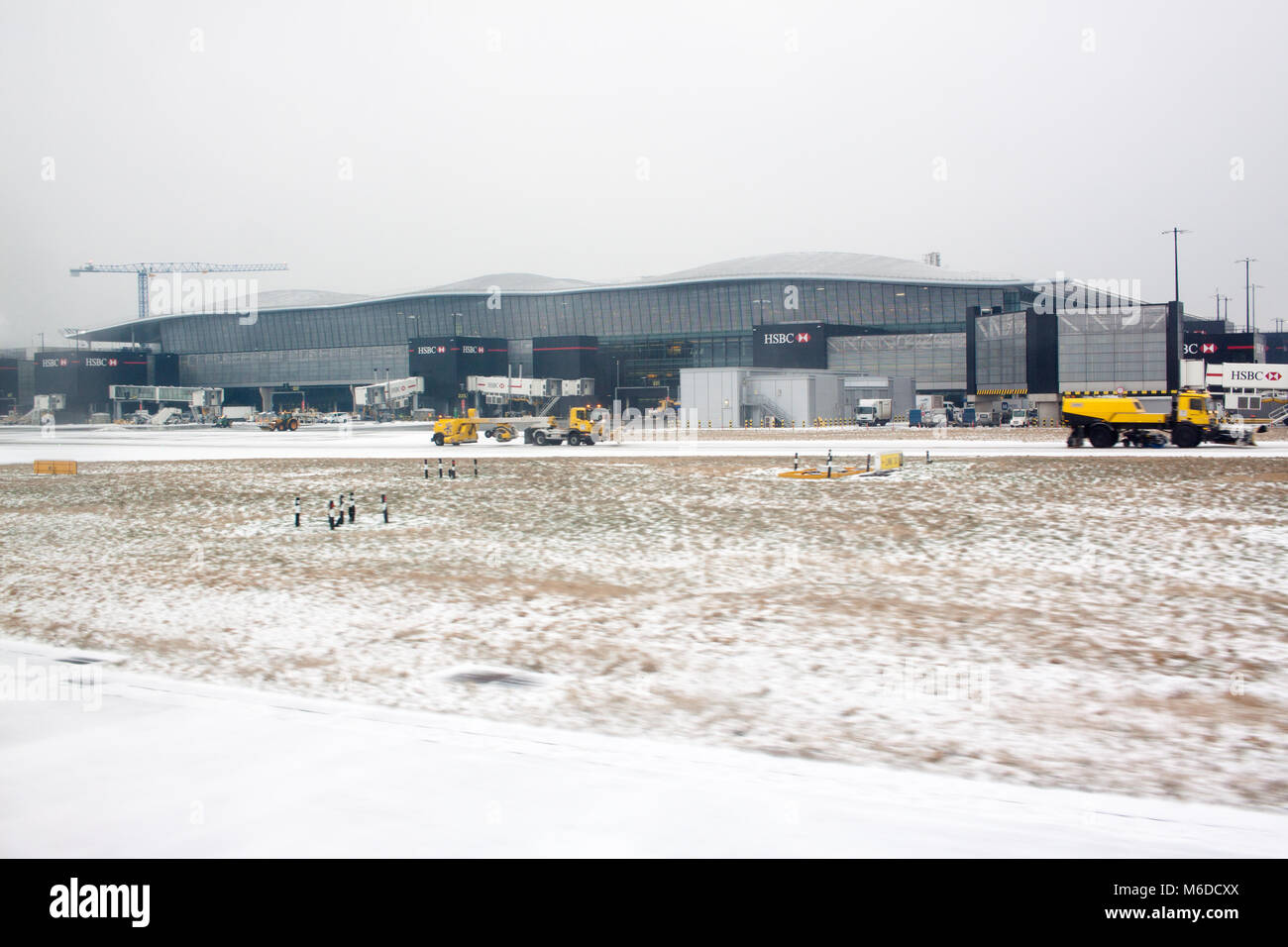 Snow disruption at London Heathrow Airport Stock Photo - Alamy