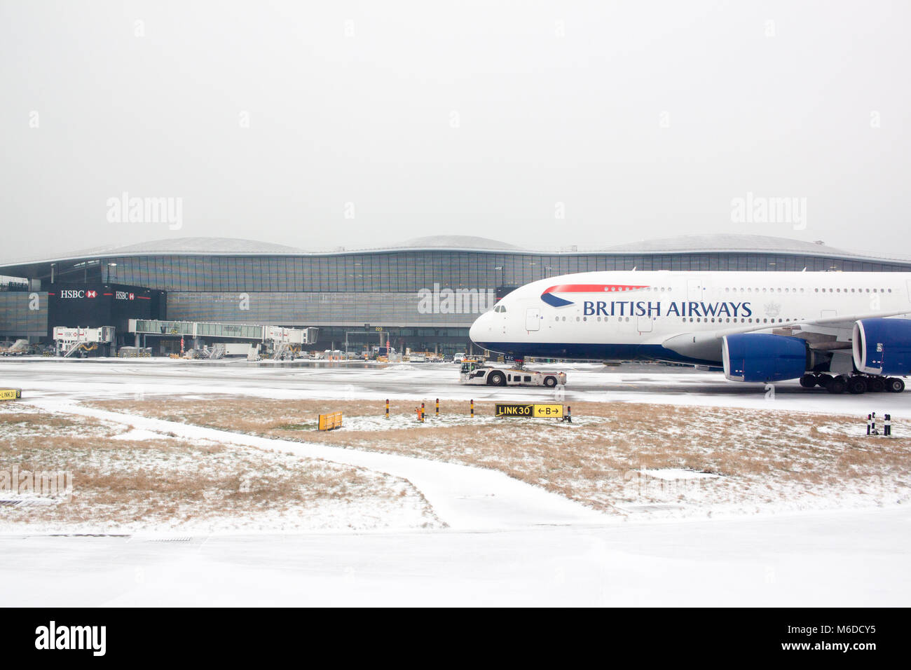 Snow disruption at London Heathrow Airport Stock Photo - Alamy